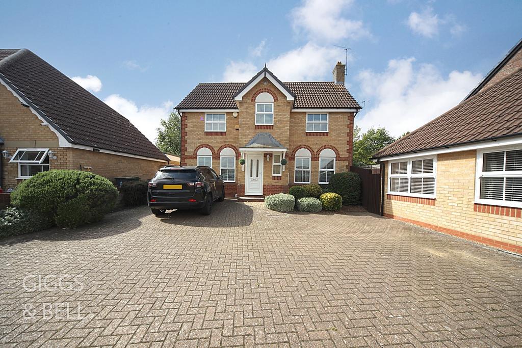 Elvington Gardens, Luton... 4 bed detached house - £475,000