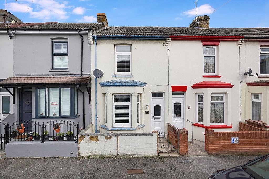 Selbourne Road, Gillingham, ME7 2 bed terraced house - £220,000
