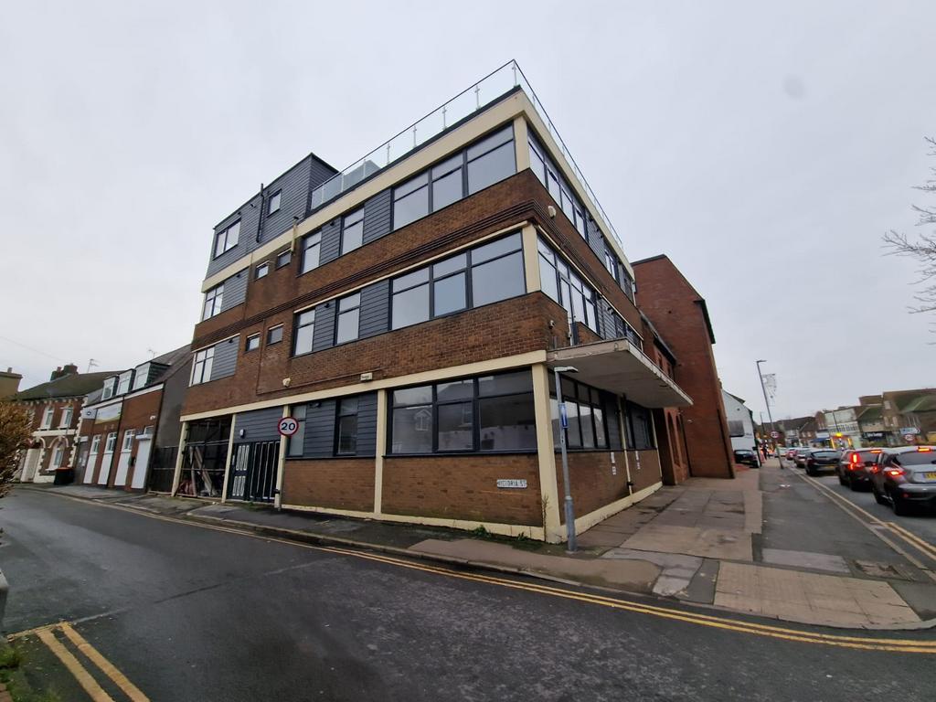 Carlton House, Dunstable, Bedfordshire 2 bed flat - £1,500 pcm (£346 pw)