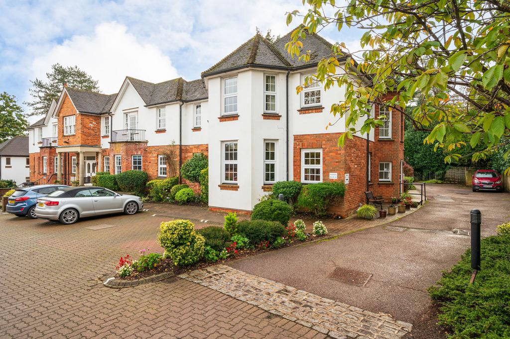 War Memorial Place, Henley-on-Thames RG9 2 bed flat - £285,000