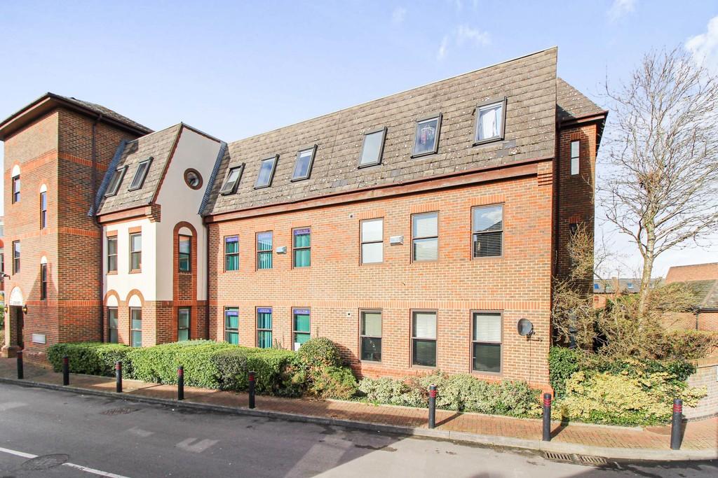 Little London Court, Swindon SN1 2 bed apartment - £900 pcm (£208 pw)