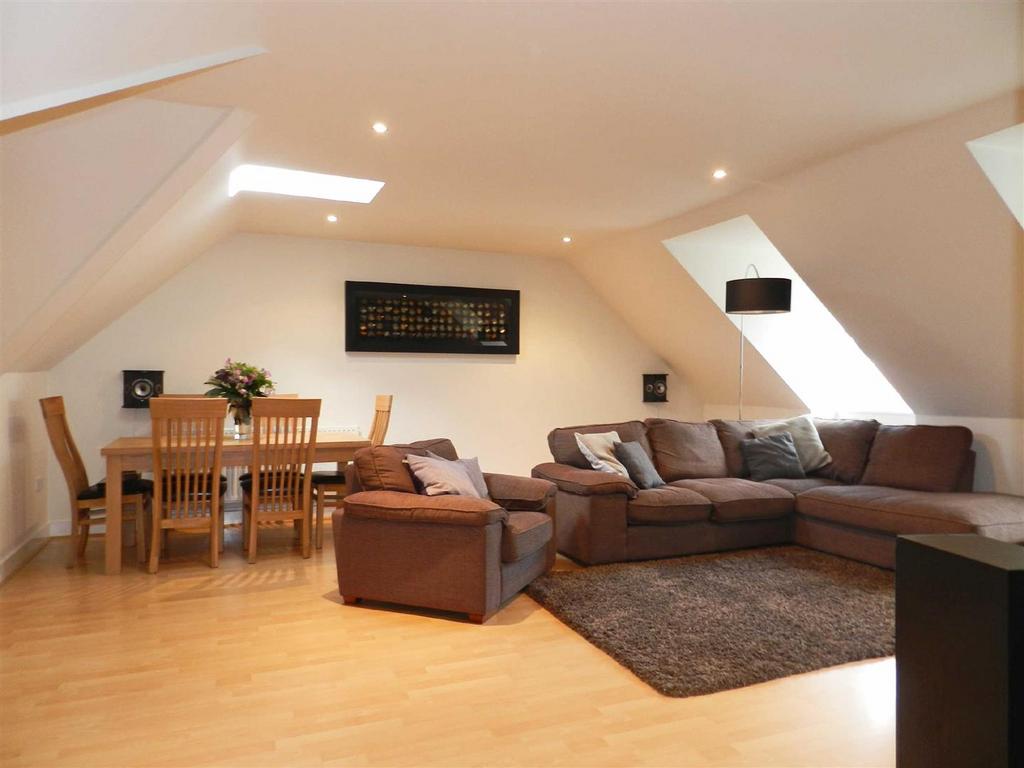 Charter Gate, Haywards Heath 2 bed flat - £1,425 pcm (£329 pw)