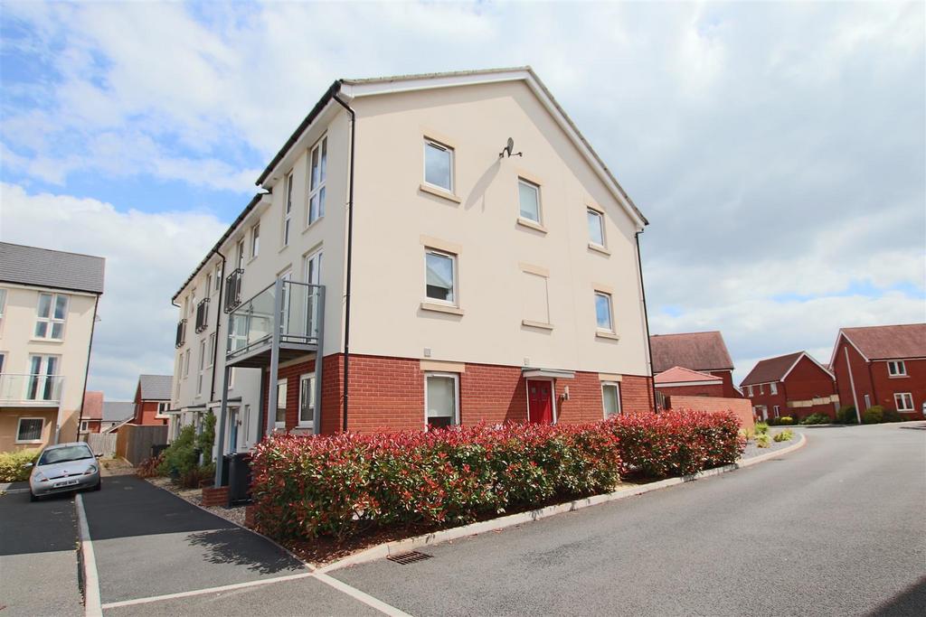 Hayes Square, Cranbrook, Exeter 3 bed townhouse - £325,000