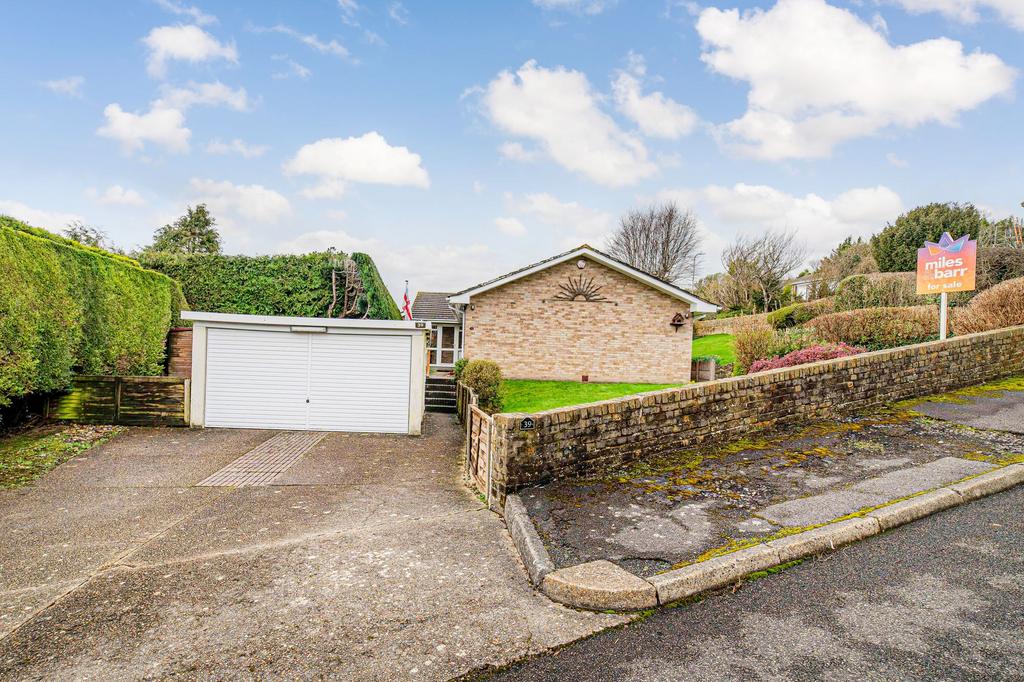 Danes Court, Dover, CT16 4 bed detached bungalow - £425,000