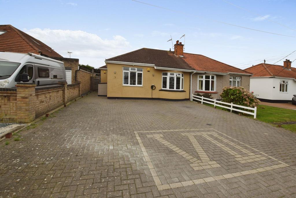 York Avenue, Corringham, SS17 3 bed property - £450,000