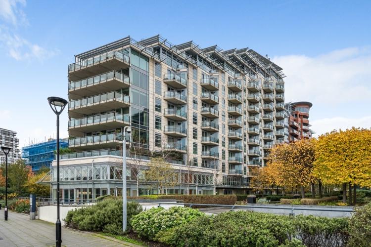 Ensign House Battersea SW18 3 bed apartment - £3,900 pcm (£900 pw)