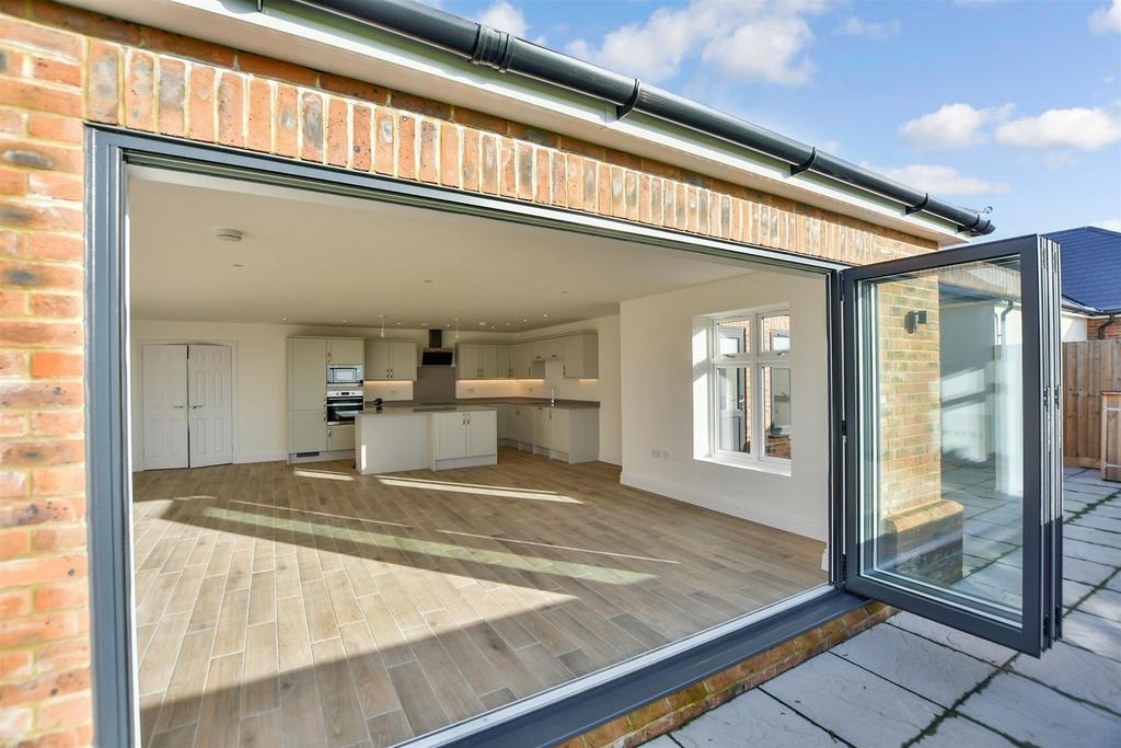 Chequers Road, Minster-On-Sea... 3 bed detached bungalow for sale - £ ...