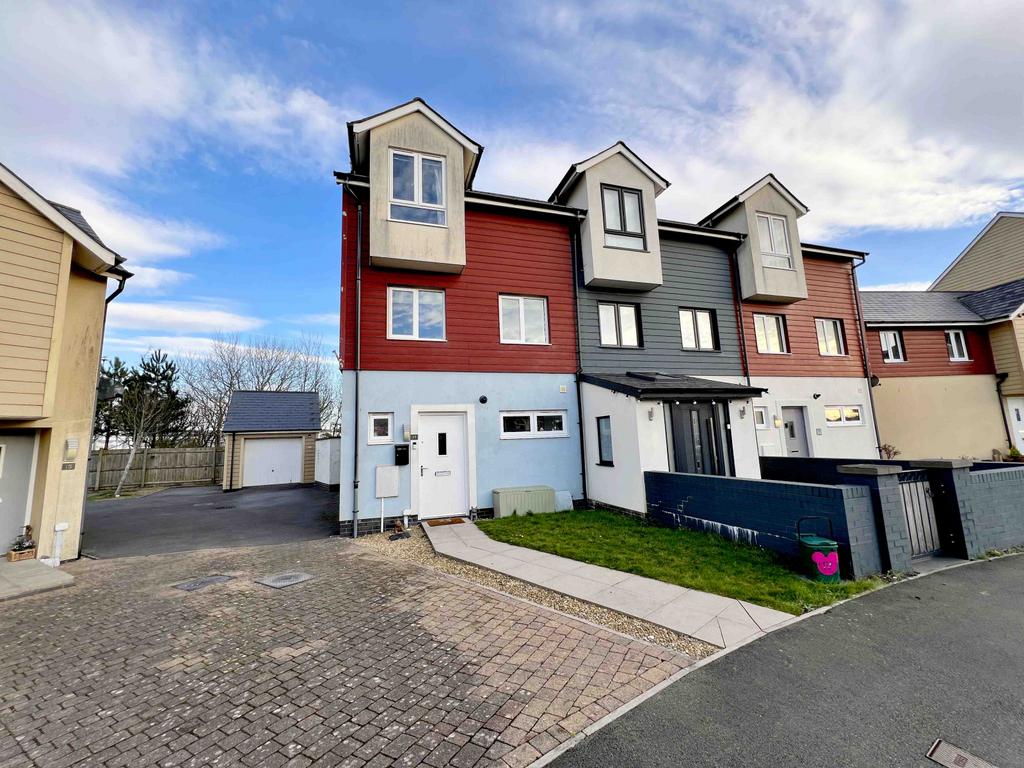 Penrhyn Gwyn, Machynys, Llanelli, SA15 3 bed townhouse - £240,000