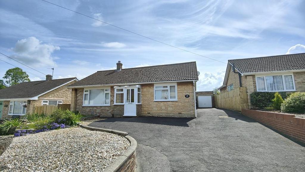 High Street, Mudford, Somerset, BA21 3 bed detached bungalow - £325,000