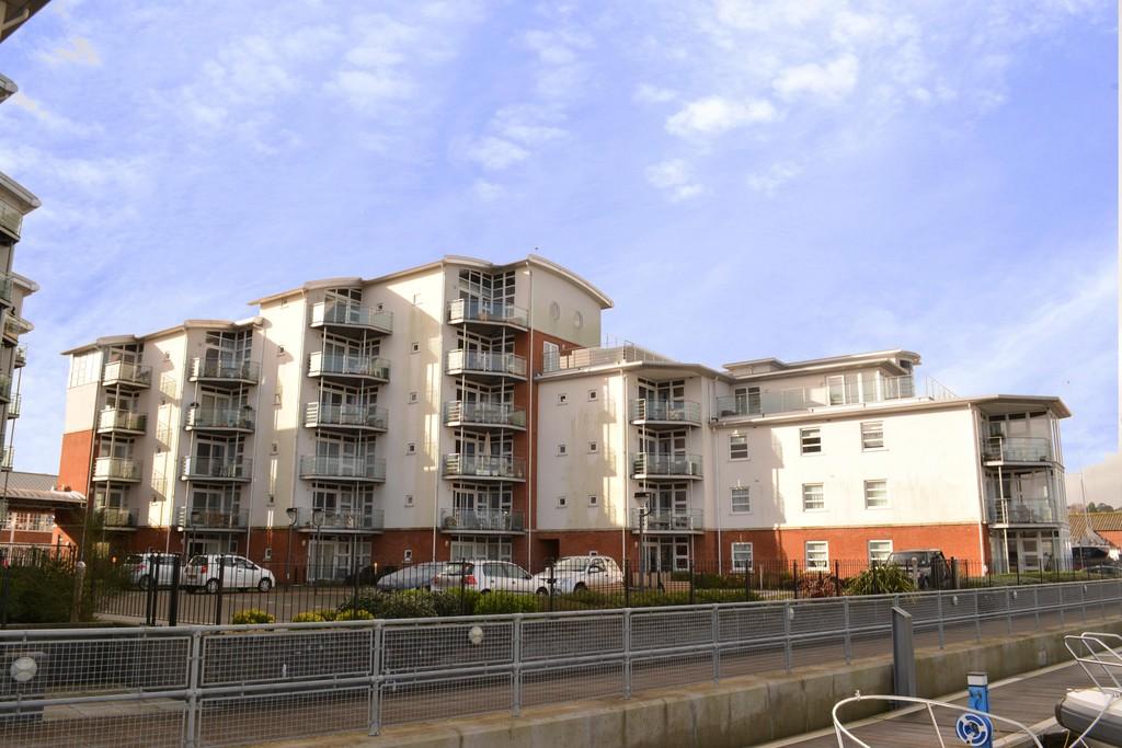 Marinus Court, Cowes 2 bed apartment - £1,300 pcm (£300 pw)