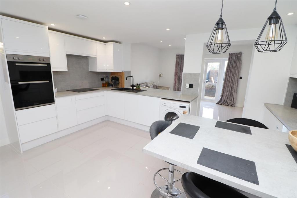 The Crescent, Beeston, Sandy 2 bed detached house - £315,000