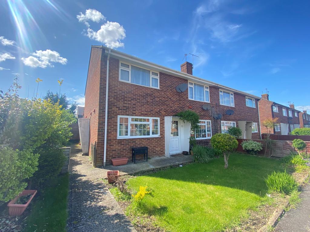 Halliday Close, Basingstoke RG21 2 bed maisonette - £175,000