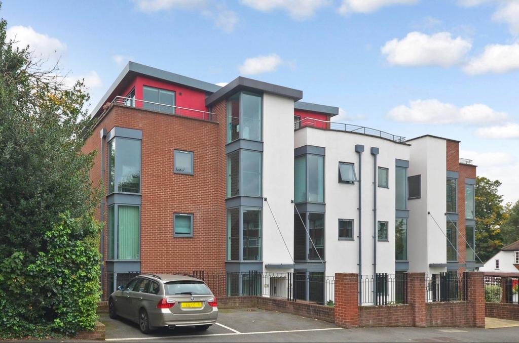 Eaton Road Sutton SM2 2 bed apartment - £1,750 pcm (£404 pw)