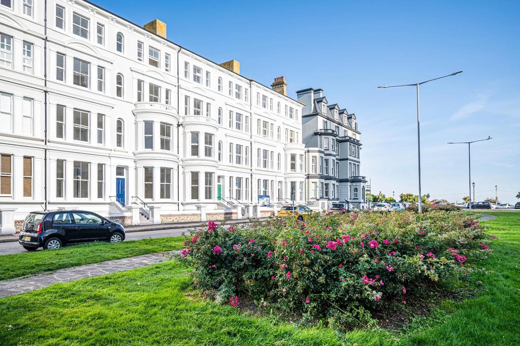 2 Howard Square, Eastbourne BN21 2 bed apartment for sale - £425,000