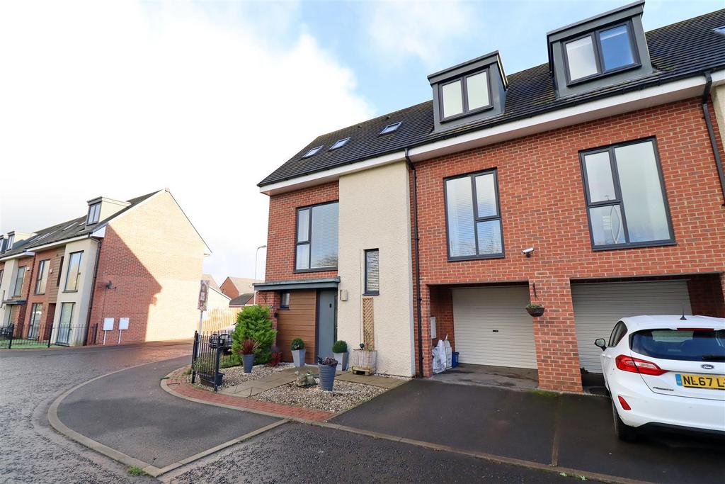 Corona Court, Stockton-On-Tees, TS18 3UW 3 bed semi-detached house - £ ...