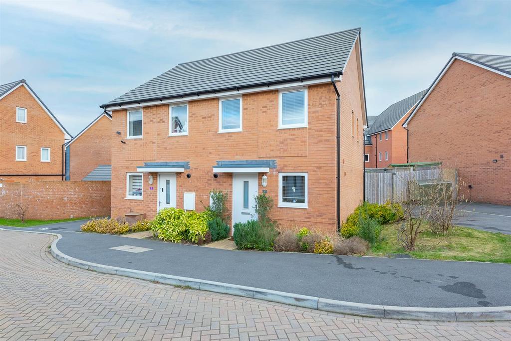 Dunwood Close, Basingstoke RG24 2 bed semi-detached house - £325,000