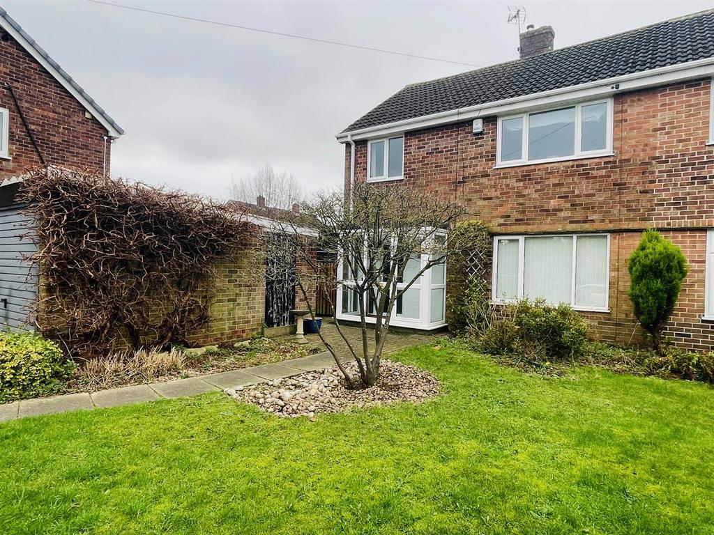 Prince Edward Crescent, Radcliffe on Trent, Nottingham 3 bed semi ...