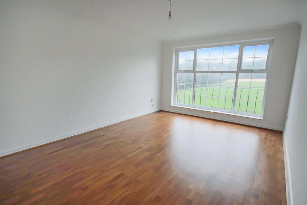 Regency Court, Withdean Rise, Brighton 2 bed flat - £1,495 pcm (£345 pw)