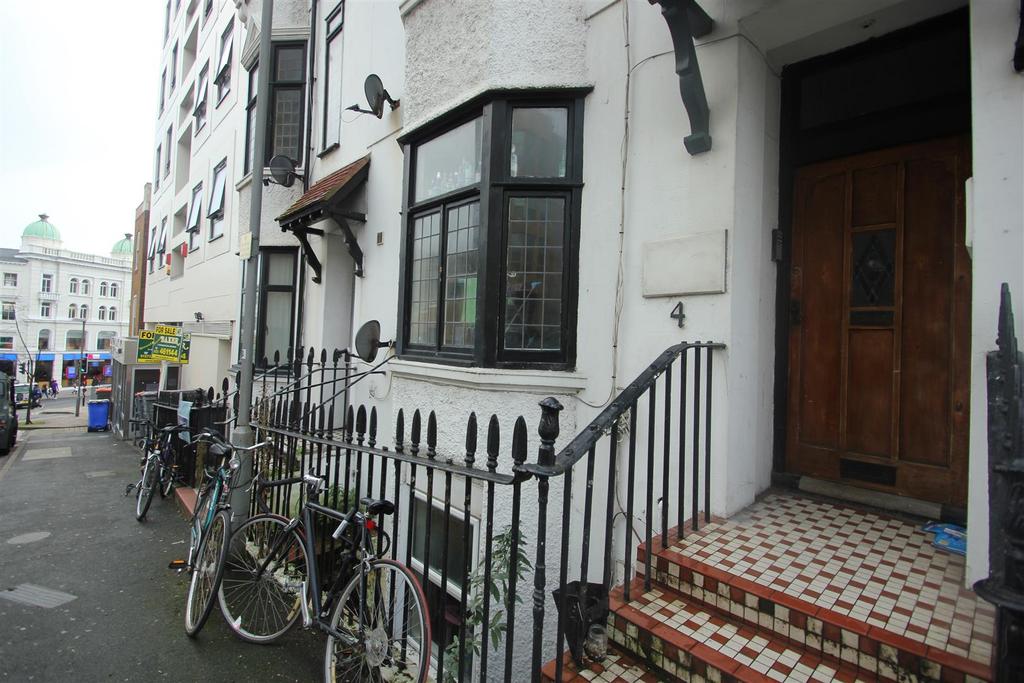 Queen Square, Brighton, East Sussex 2 bed apartment - £1,350 pcm (£312 pw)