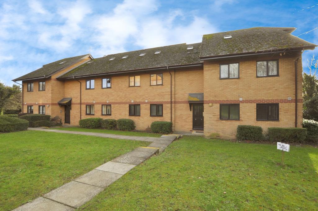Cavendish Gardens, Chelmsford, Essex 2 bed flat - £1,250 pcm (£288 pw)