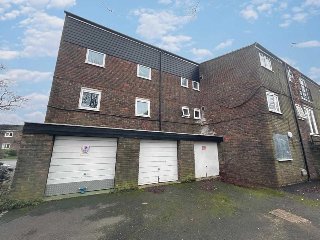 Warren Bank, Milton Keynes MK6 Garage for sale - £20,000