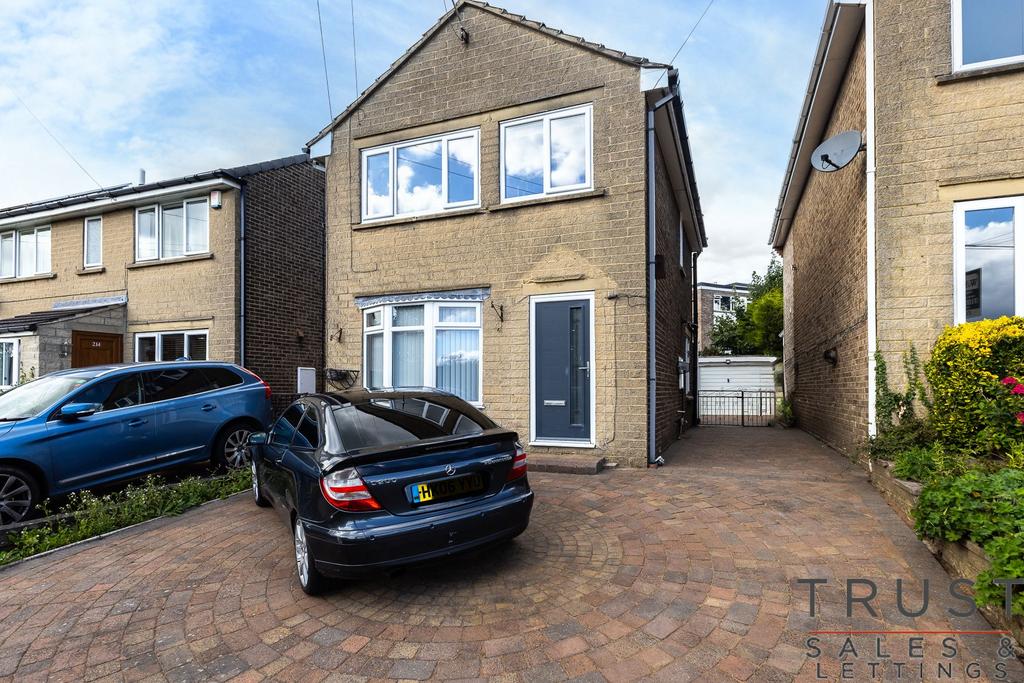 Batley WF17 3 bed detached house - £250,000
