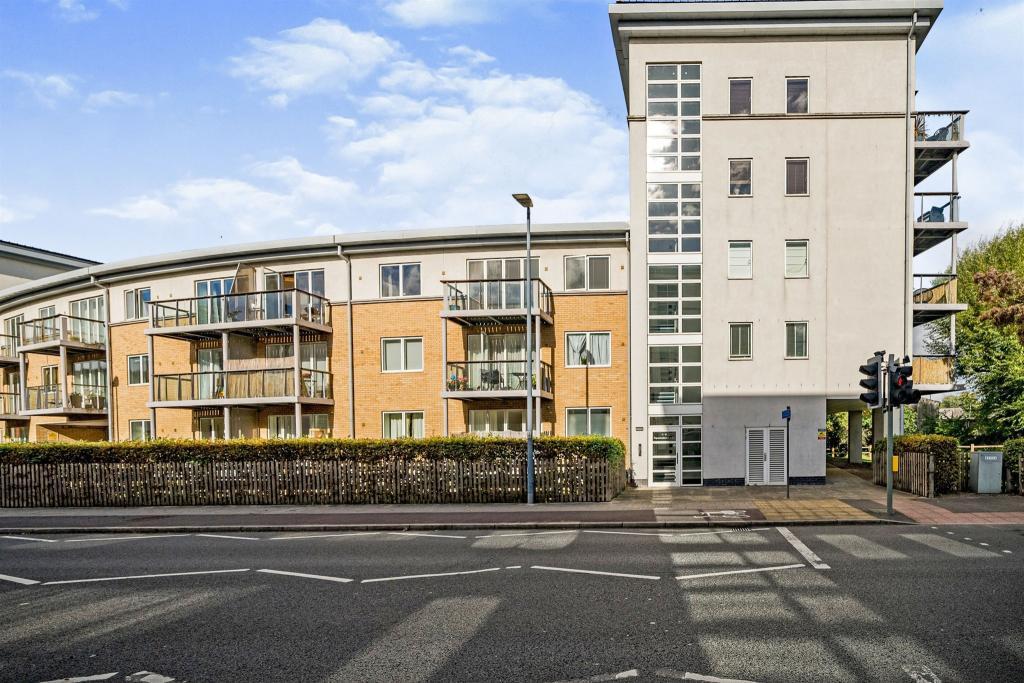 Ryemead Way, High Wycombe HP11 2 bed ground floor flat for sale - £215,000