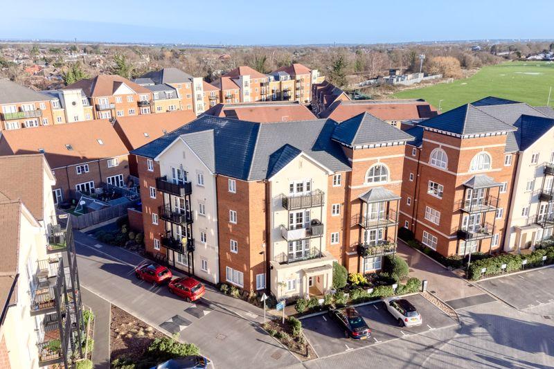 Bell Farm Way, Hersham... 2 bed apartment - £380,000
