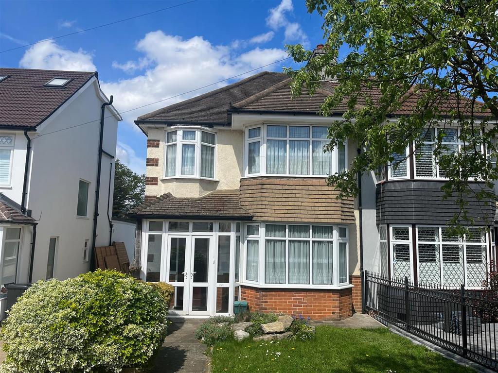 Goodhart Way, West Wickham 3 bed semi-detached house - £675,000