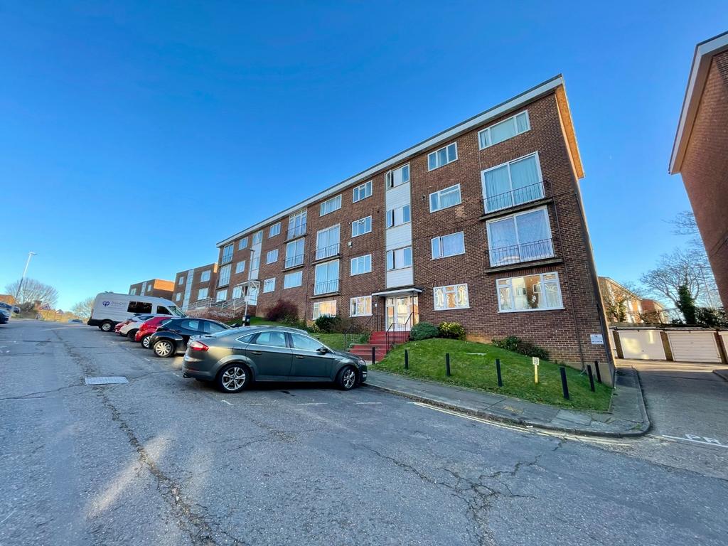 The Larches, Luton, Bedfordshire, LU2... 2 bed apartment - £220,000