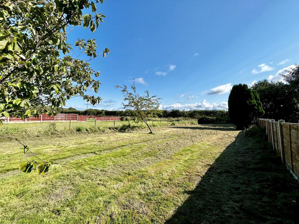 Banks, Southport PR9 2 bed semi-detached bungalow - £205,000