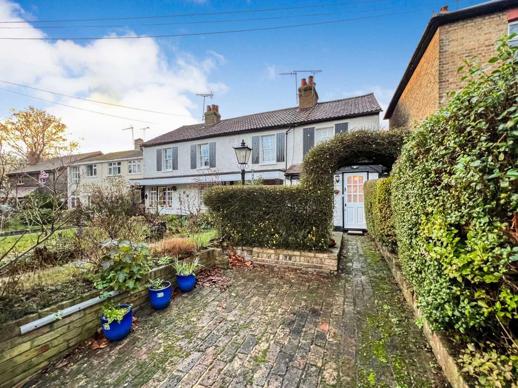 Harwood Hall Lane, Upminster RM14 2 bed end of terrace house - £300,000