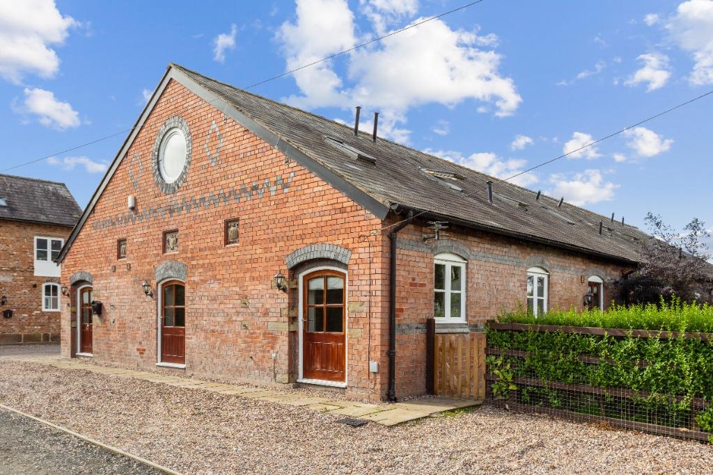 Wrexham Road, Holt, LL13 3 bed barn conversion for sale - £500,000