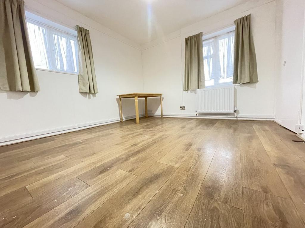 Pinner Grove ( Second Floor Flat)... 2 bed flat for sale - £285,000