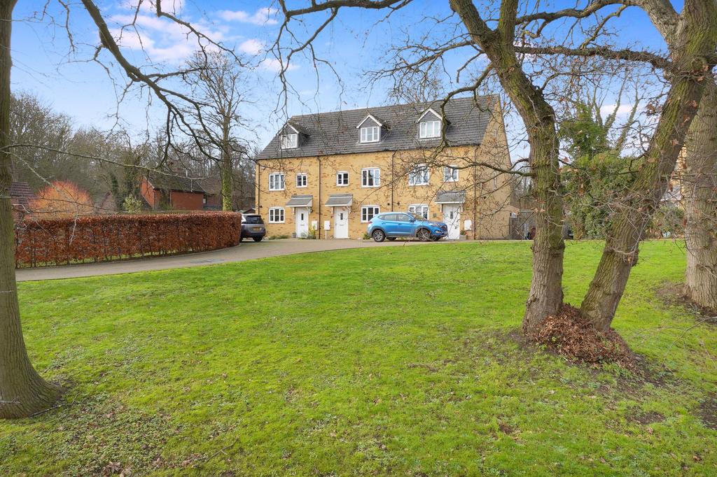 Lower Upnor Rochester Me2 4 Bed Townhouse For Sale £475 000