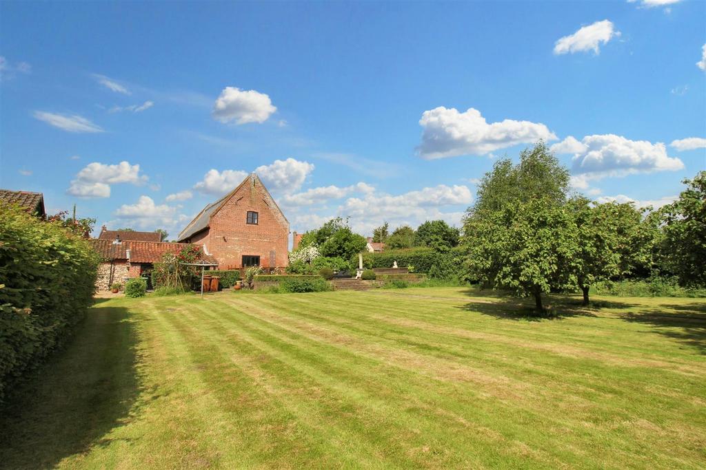 Banningham Road, Tuttington 5 bed barn conversion - £950,000