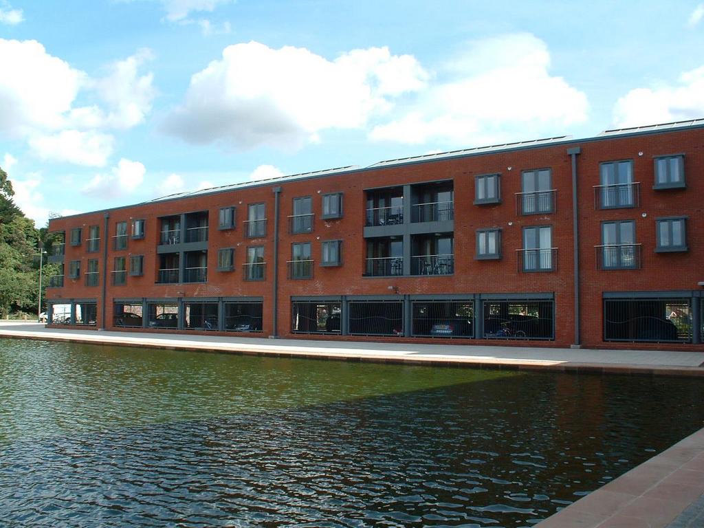 Medina House, Diglis Dock Road... 2 bed flat - £975 pcm (£225 pw)