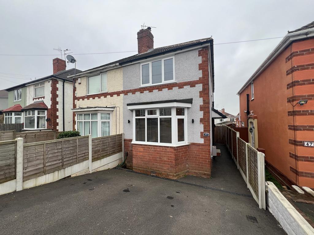 Lyndhurst Drive, Stourbridge, DY8 5YQ 2 bed semi-detached house - £220,000