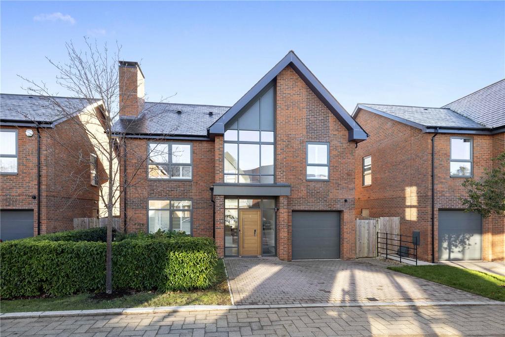 Vickers Close, Longcross, Chertsey, Surrey, KT16 4 bed detached house ...
