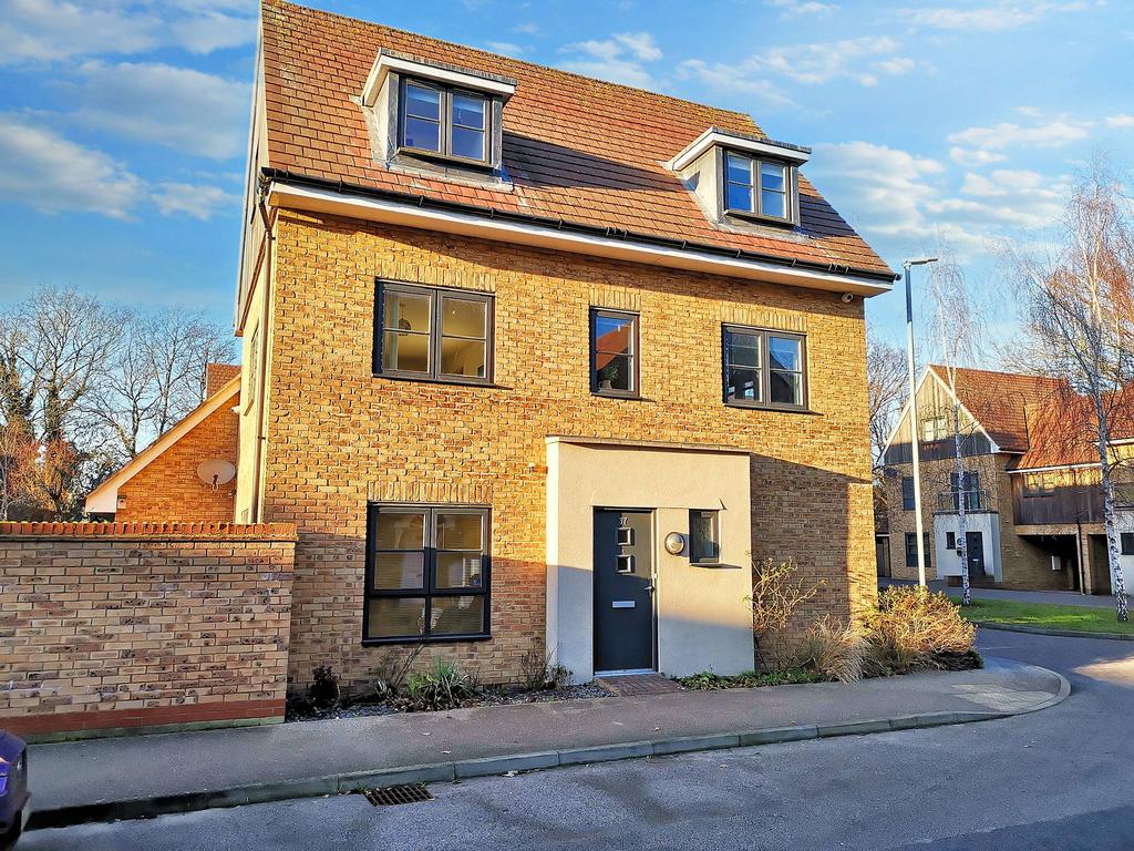 Leywood Close, Braintree CM7 5 bed link detached house - £475,000