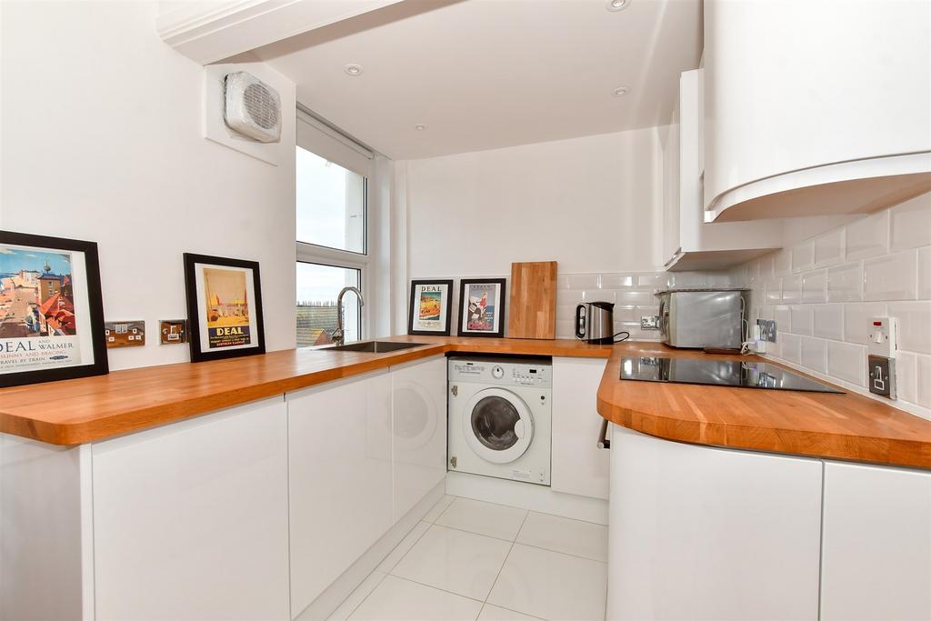 High Street, Deal, Kent 2 bed flat - £250,000