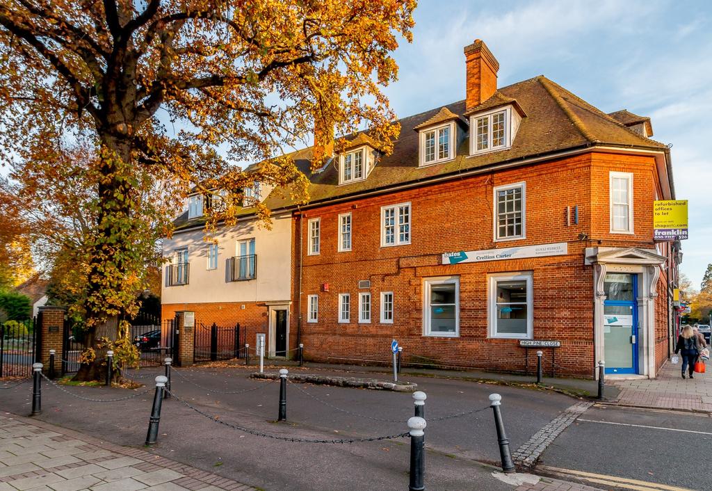 111a Queens Road, Weybridge, KT13 2 bed flat - £1,350 pcm (£312 pw)