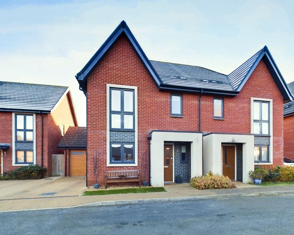 Buildwas Close, Monksmoor, Daventry... 3 bed semi-detached house - £310,000