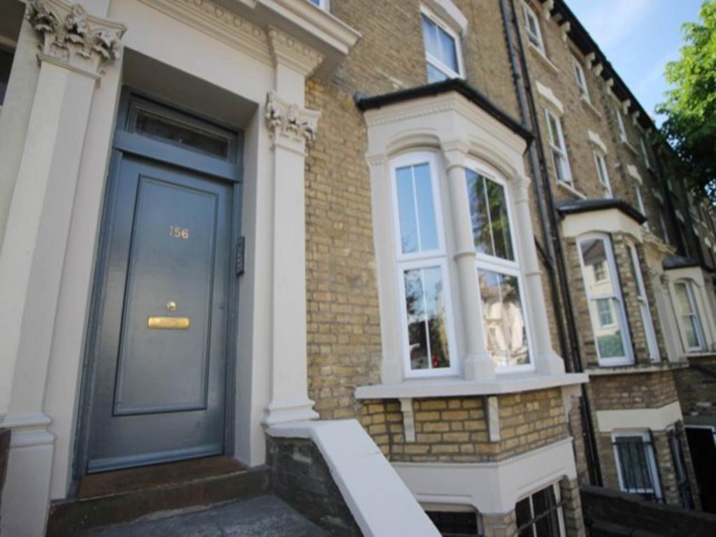 Graham Road, Hackney, London 2 bed flat - £2,050 pcm (£473 pw)