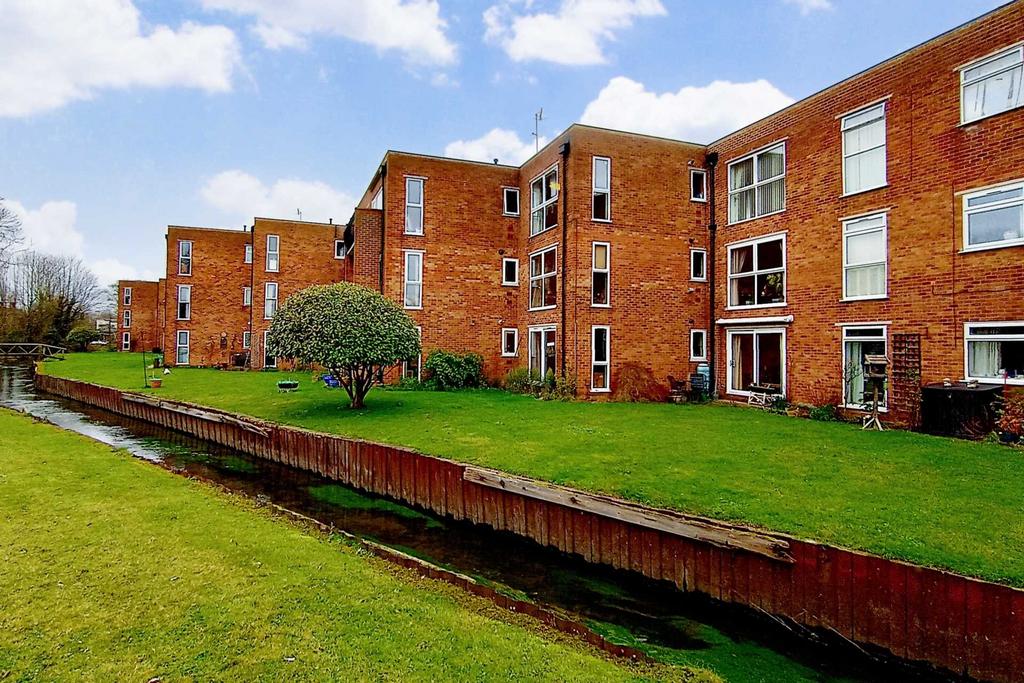 River Park, Boxmoor 2 bed apartment - £330,000