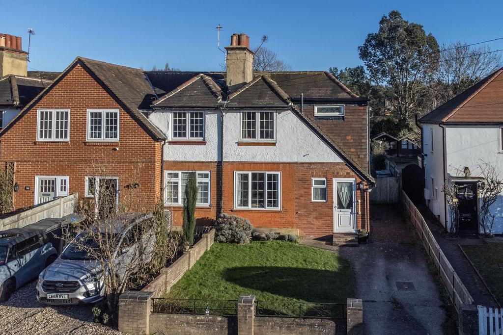 Telegraph Lane, Claygate, KT10 3 bed end of terrace house for sale - £ ...
