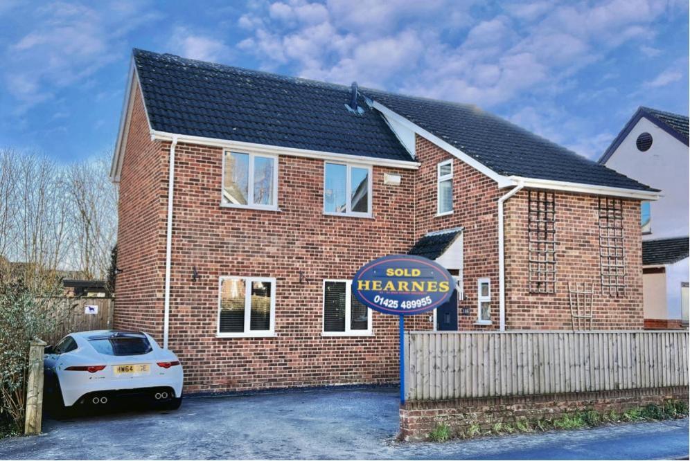 Southampton Road, Ringwood, BH24 1JF 3 bed detached house - £440,000