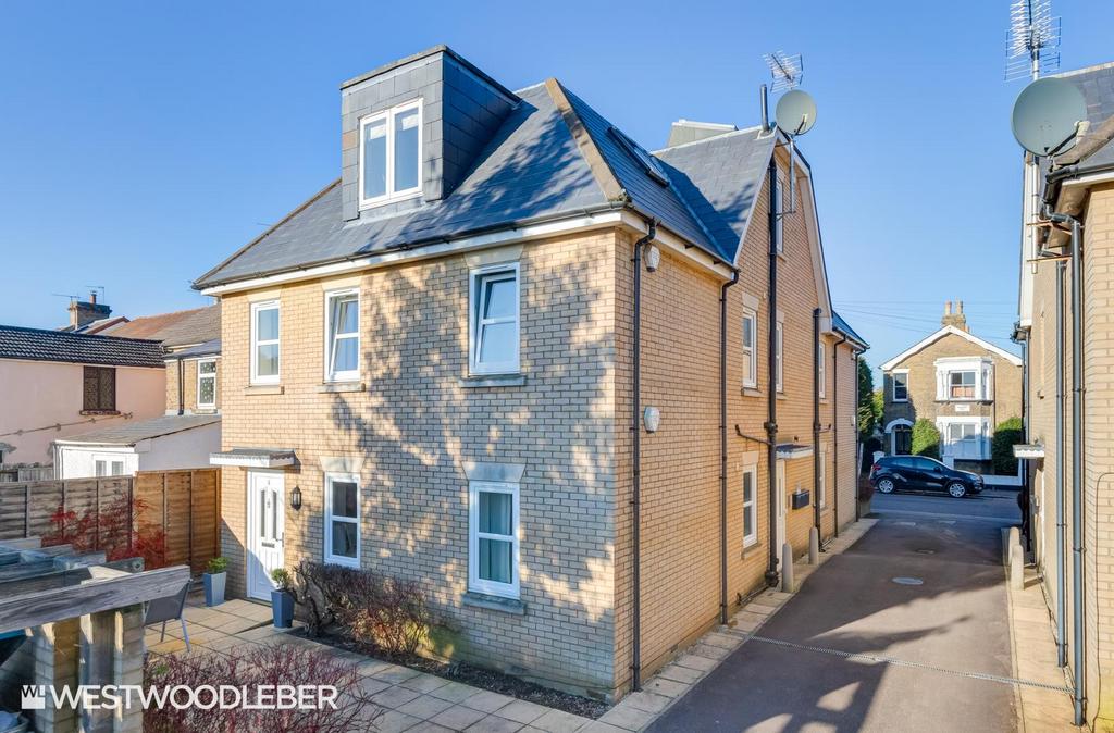Ashby Court, Hoddesdon EN11 2 bed apartment - £249,995