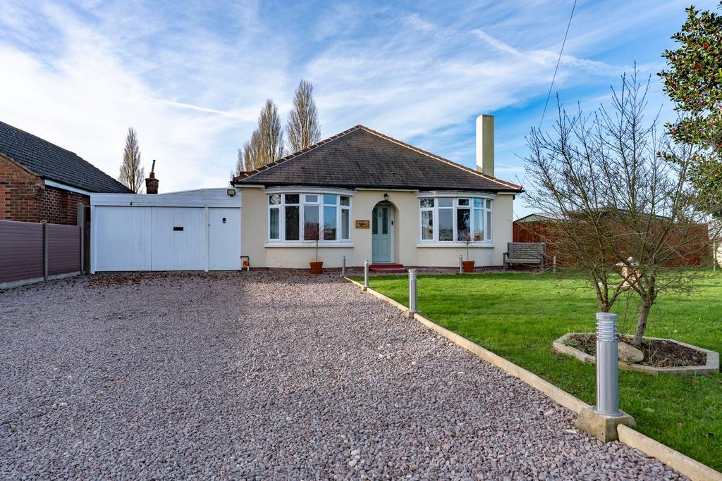 Southfield Lane, Fishtoft, Boston, PE21 3 bed detached bungalow - £293,950