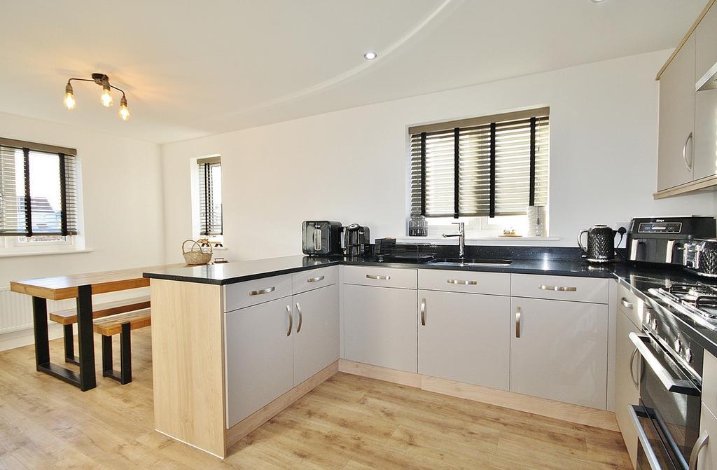 Alice Batt Road, Witney Oxfordshire... 3 bed detached house - £425,000